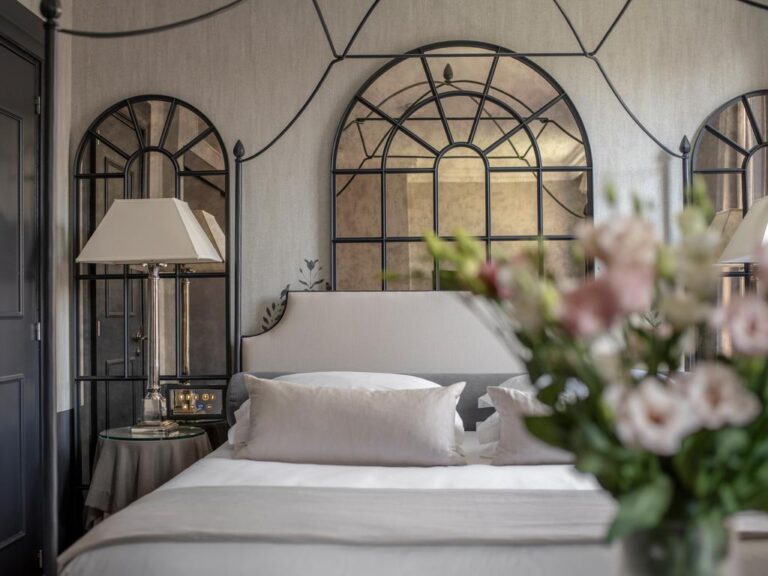 Disrepute Soho Review: The Soho Cocktail Bar in a Striking Setting